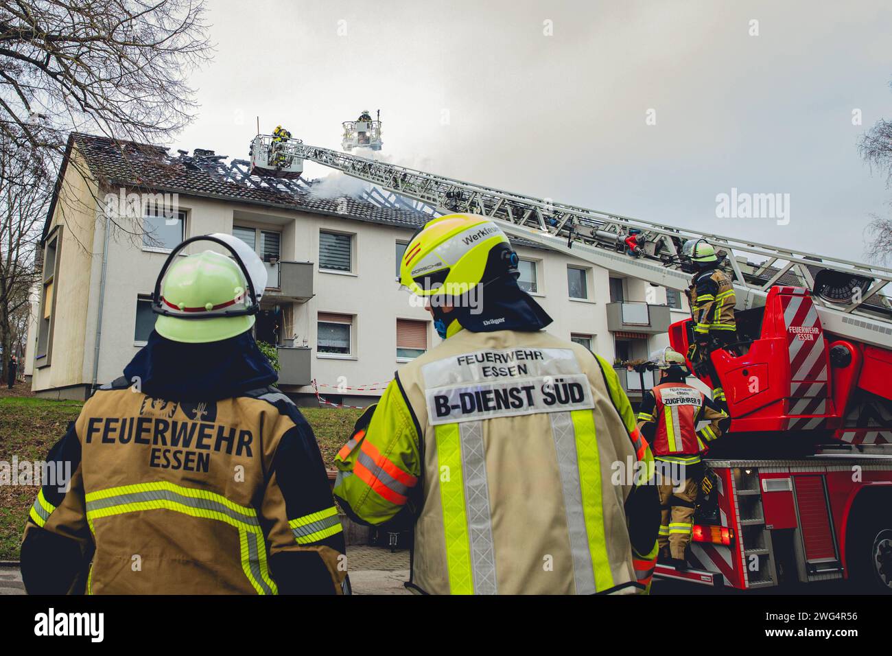 Die Feuerwehr Essen bei einem Dachstuhlbrand. *** The Essen fire ...