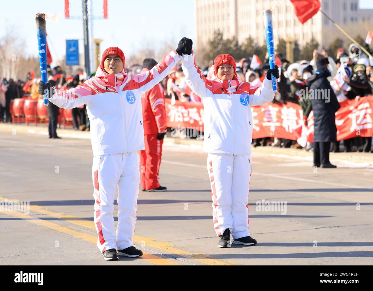 (240203) -- HULUN BUIR, Feb. 3, 2024 (Xinhua) -- Torch bearers Zhu Bing ...