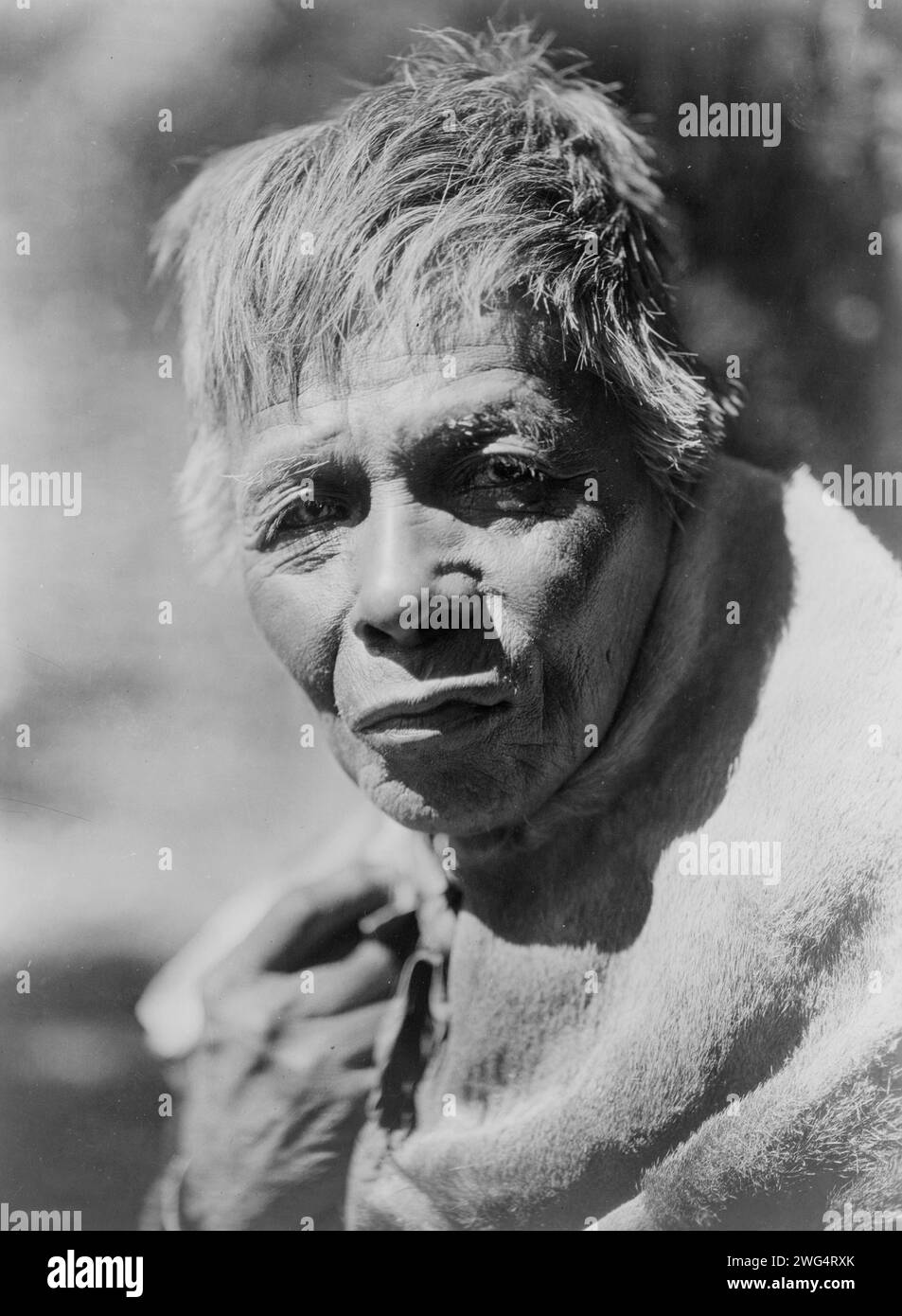 Old man facing Black and White Stock Photos & Images - Alamy