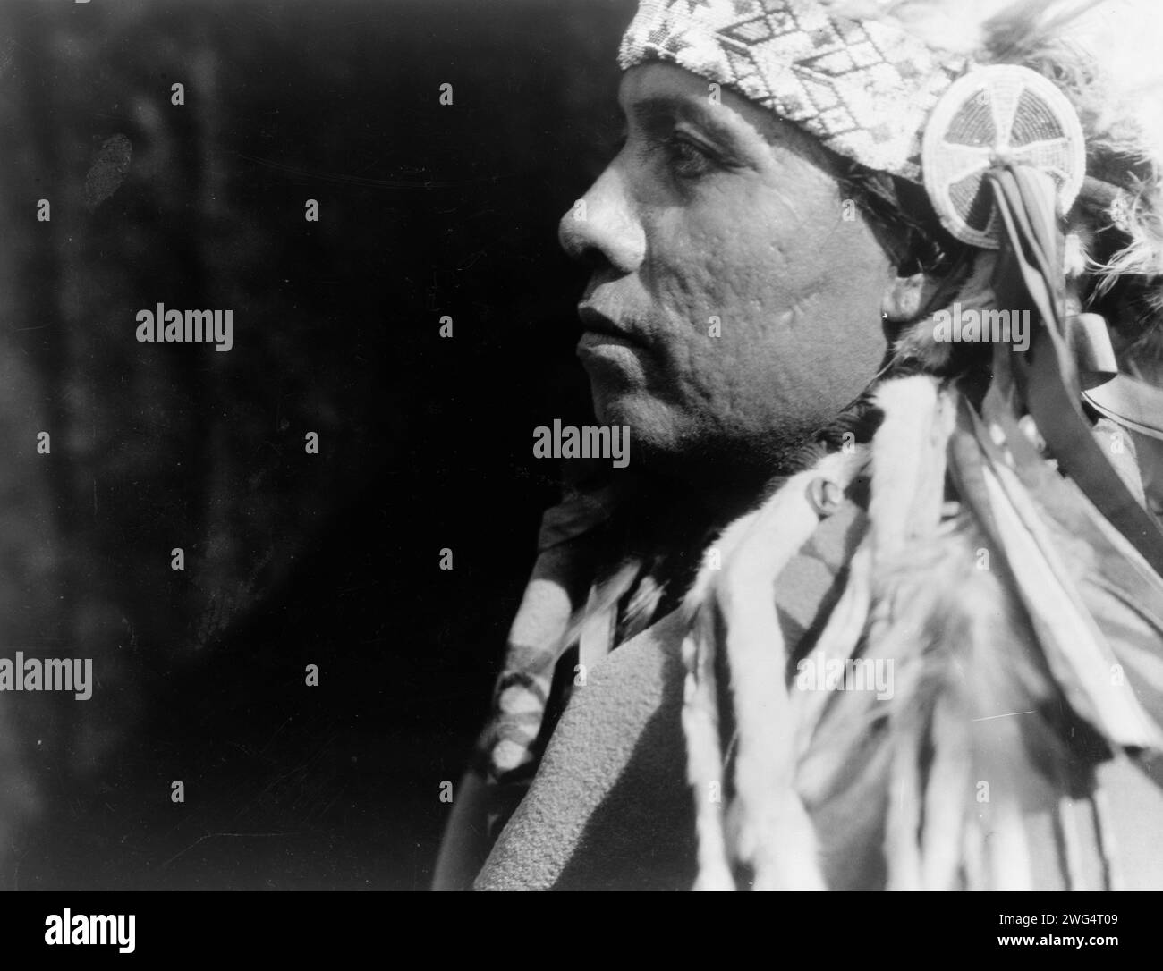 1920s portrait native american man Black and White Stock Photos ...