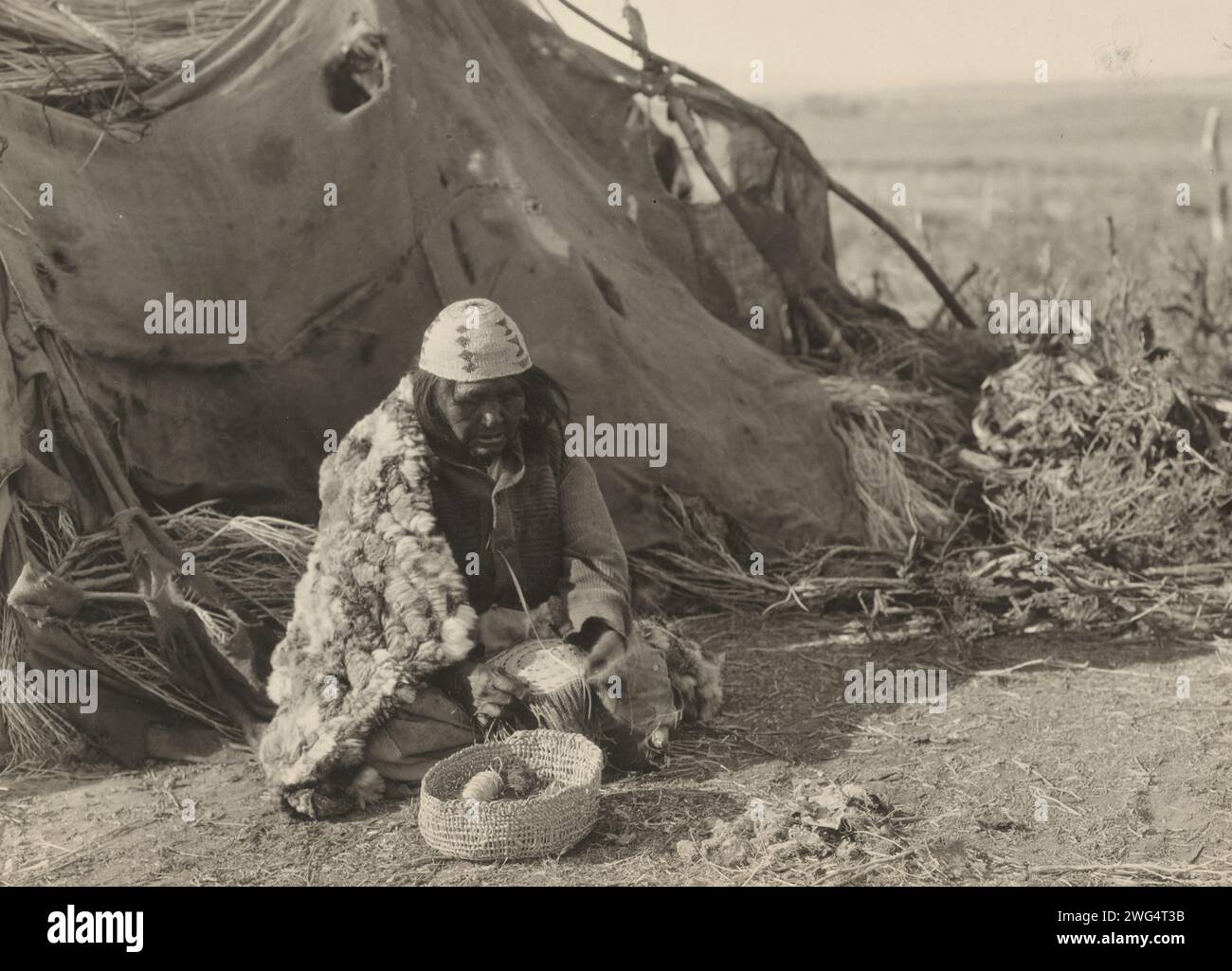 California native american basket hi-res stock photography and images ...