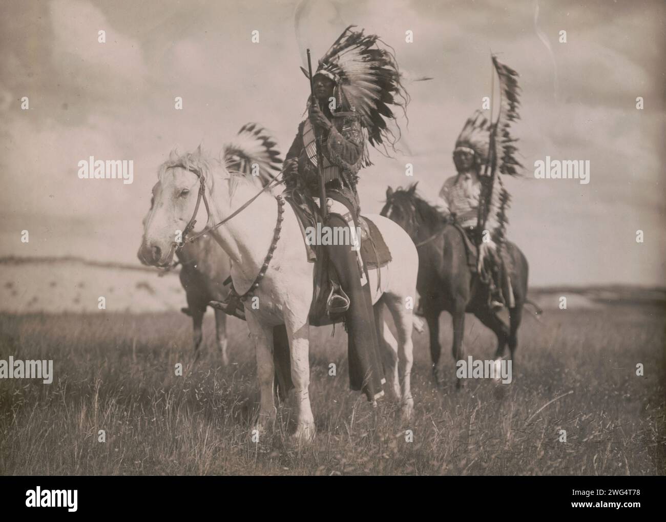 Native americans riding horses hi-res stock photography and images - Alamy