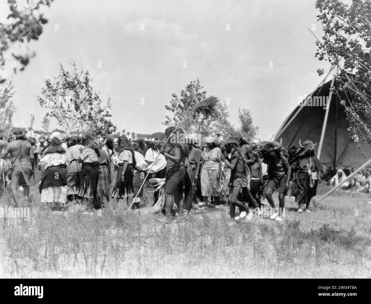 American indian women ritual dance hi-res stock photography and images ...