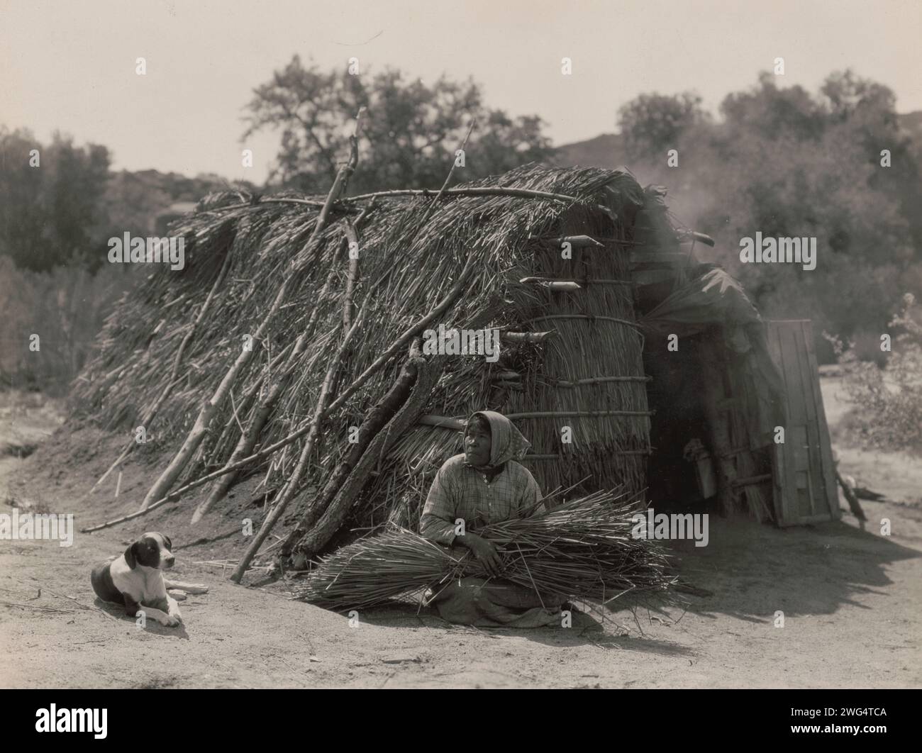 California native indian home hi-res stock photography and images - Alamy