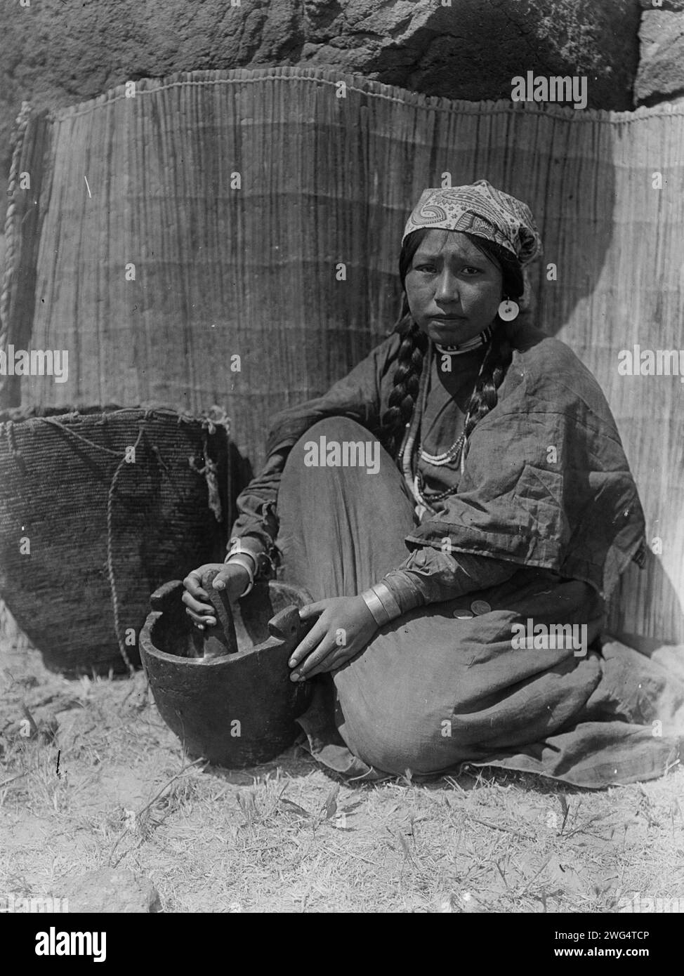 Native american mortar and pestle hi-res stock photography and images ...