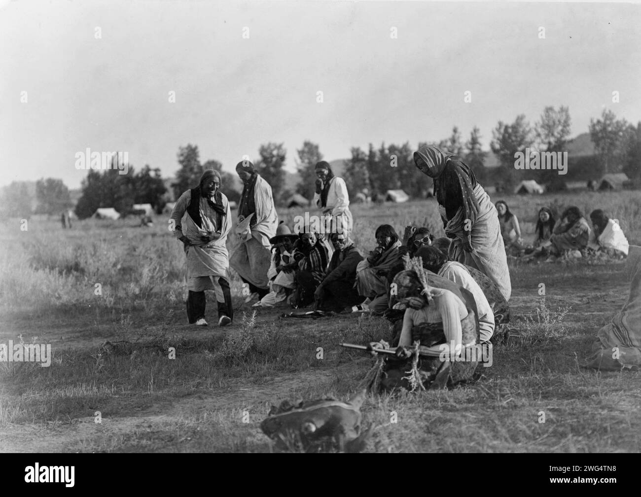 Native american sun dance ceremony hi-res stock photography and images ...