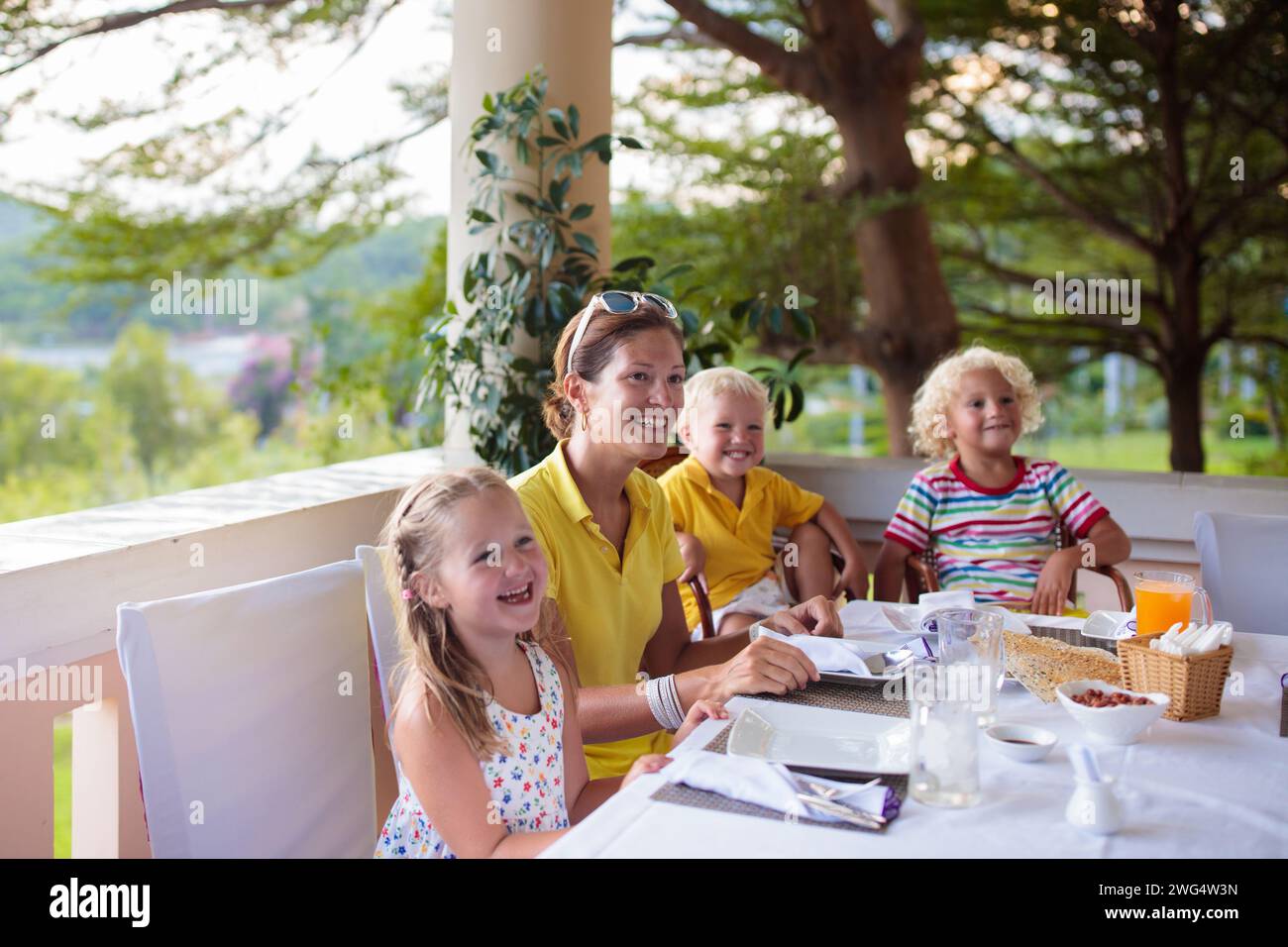 Young parents family at dinner table hi-res stock photography and ...