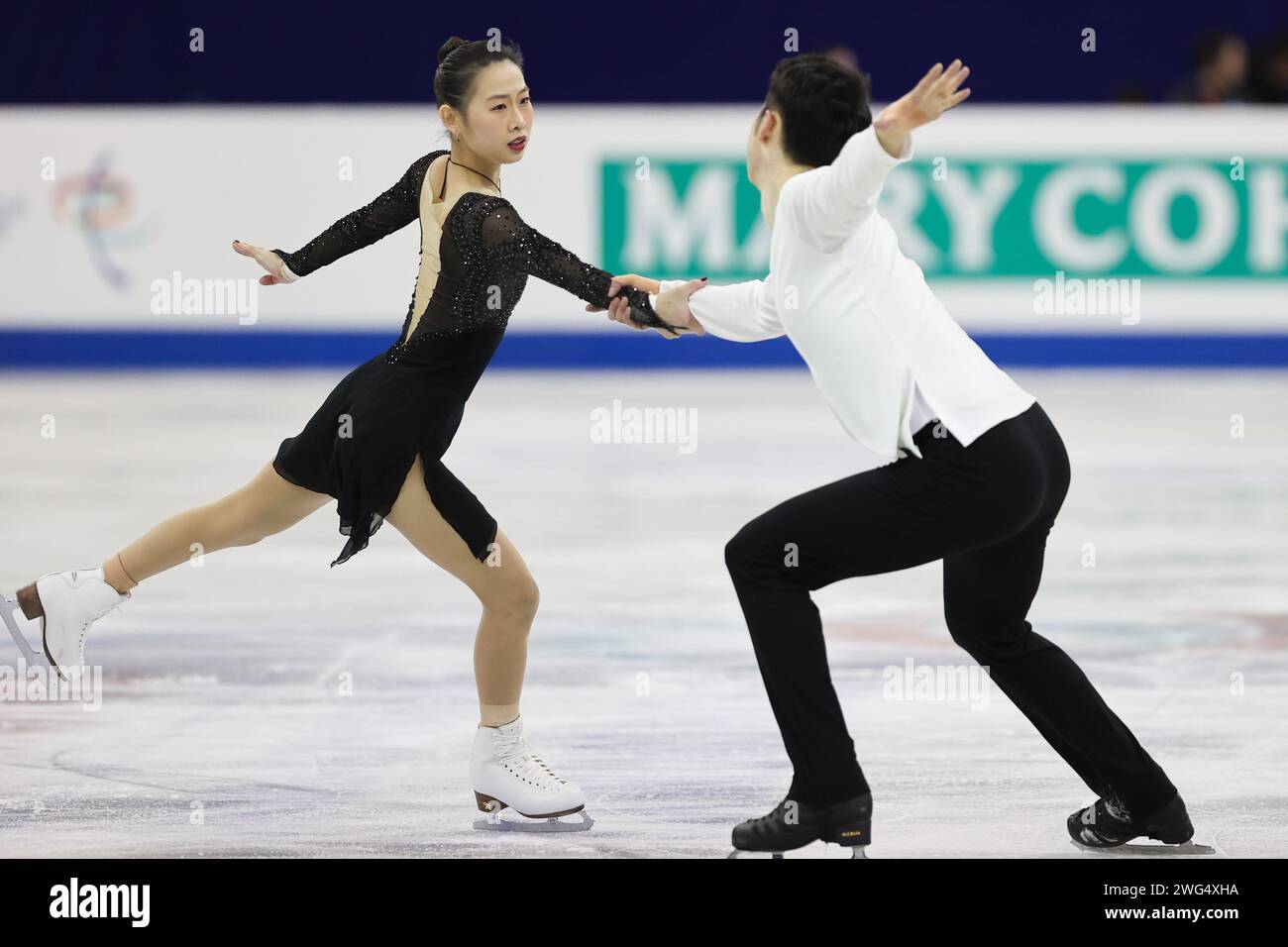 (240203) -- SHANGHAI, Feb. 3, 2024 (Xinhua) -- Peng Cheng (L)/Wang Lei ...