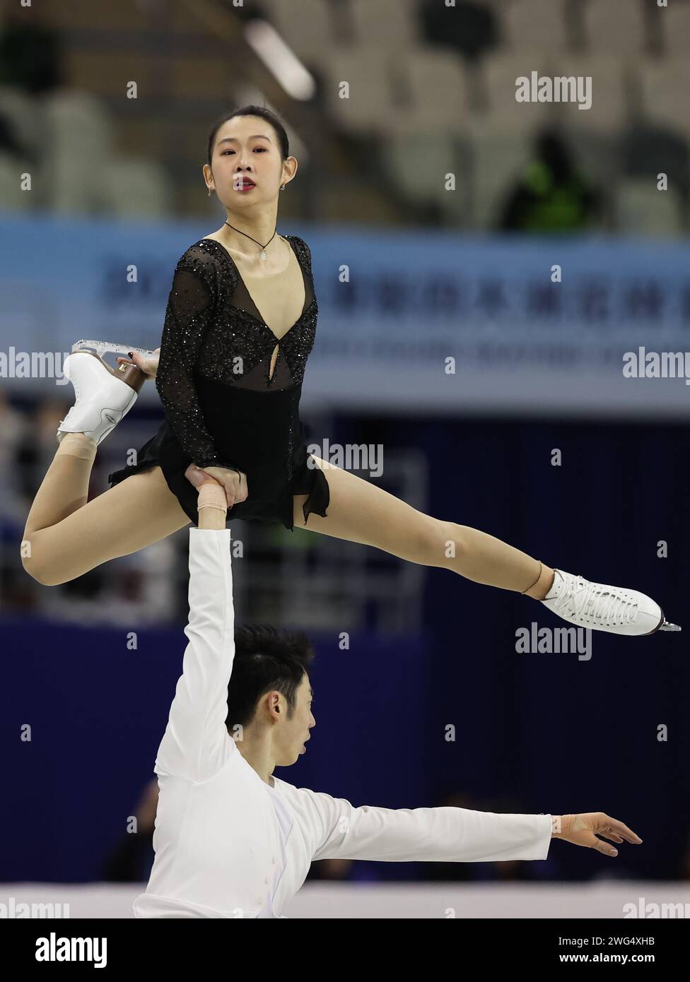 (240203) -- SHANGHAI, Feb. 3, 2024 (Xinhua) -- Peng Cheng (top)/Wang ...