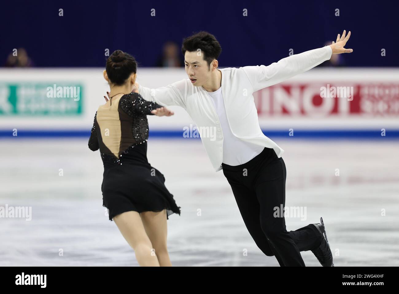 (240203) -- SHANGHAI, Feb. 3, 2024 (Xinhua) -- Peng Cheng /Wang Lei (R ...