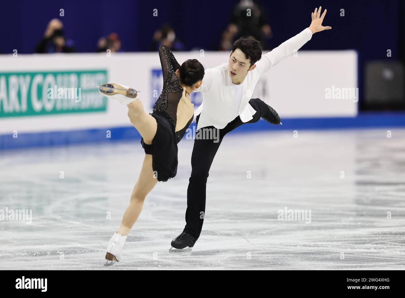 (240203) -- SHANGHAI, Feb. 3, 2024 (Xinhua) -- Peng Cheng /Wang Lei (R ...