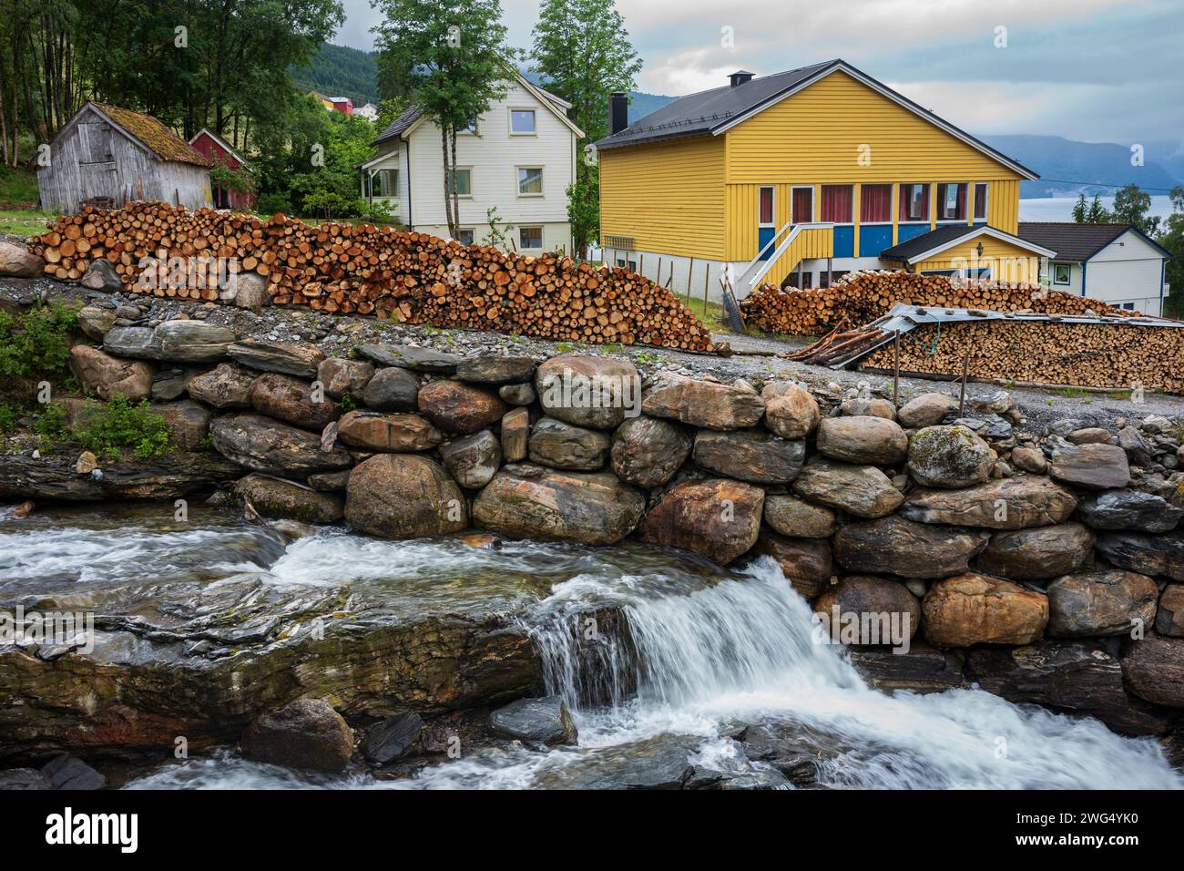 Large river flooding water flowing hi-res stock photography and images ...