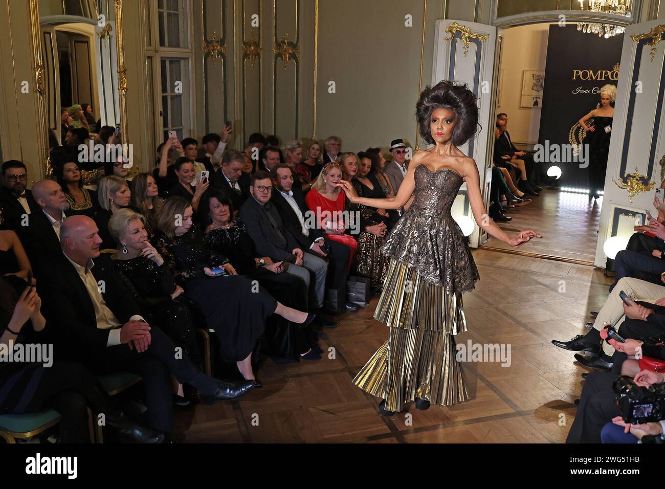 Model Lu Sierra waehrend der Pompoeoes Iconic Couture Show von ...