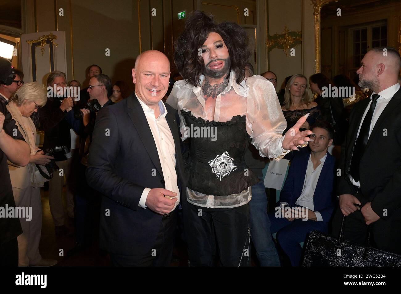Kai Wegner und Harald Glööckler bei der Harald Glööckler Pompöös Iconic ...