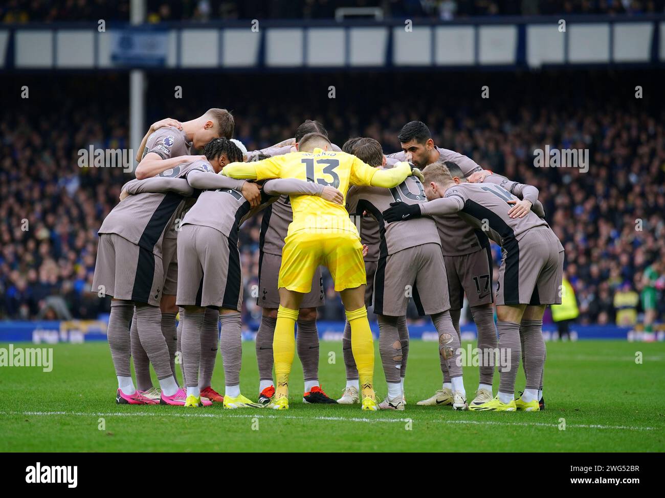 Tottenham hotspur players huddle hi-res stock photography and images ...