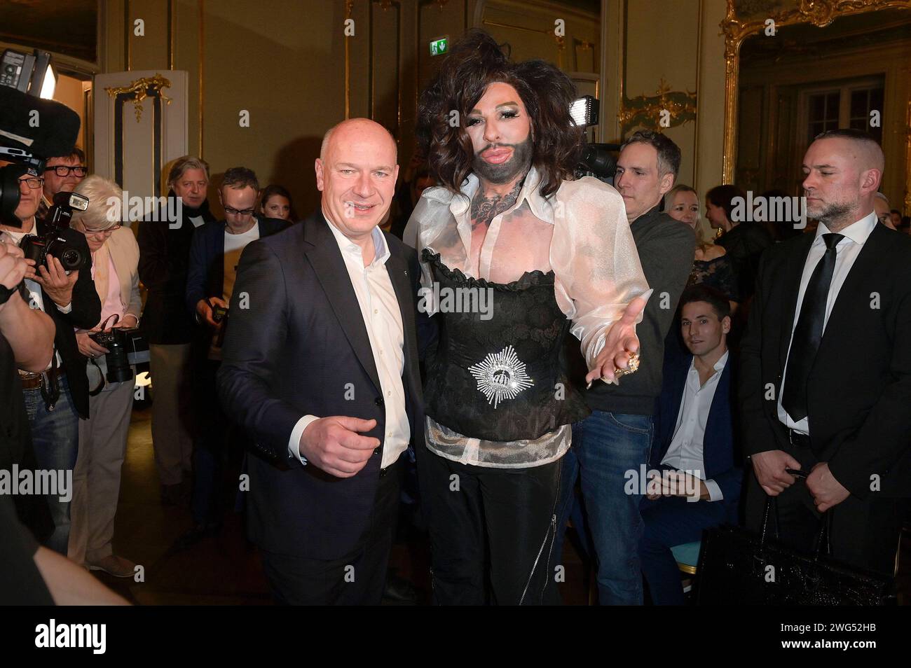 Kai Wegner und Harald Glööckler bei der Harald Glööckler Pompöös Iconic ...