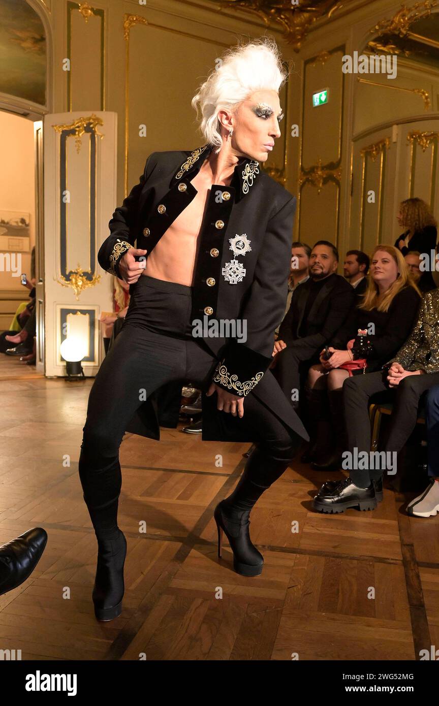 Model bei der Harald Glööckler Pompöös Iconic Couture Show im ...