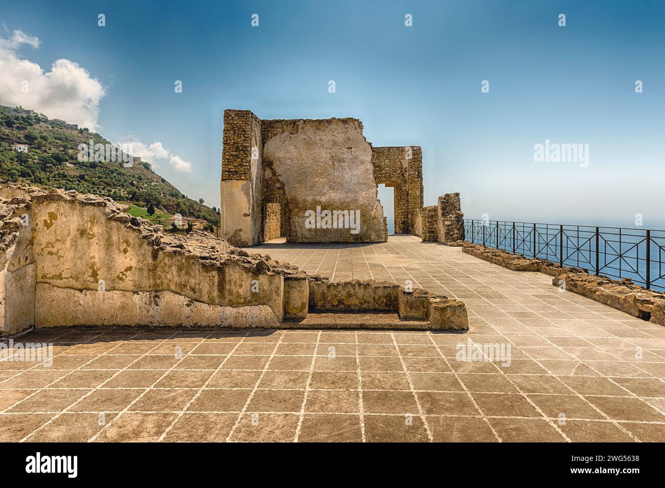 Ruins old castle in fiumefreddo hi-res stock photography and images - Alamy