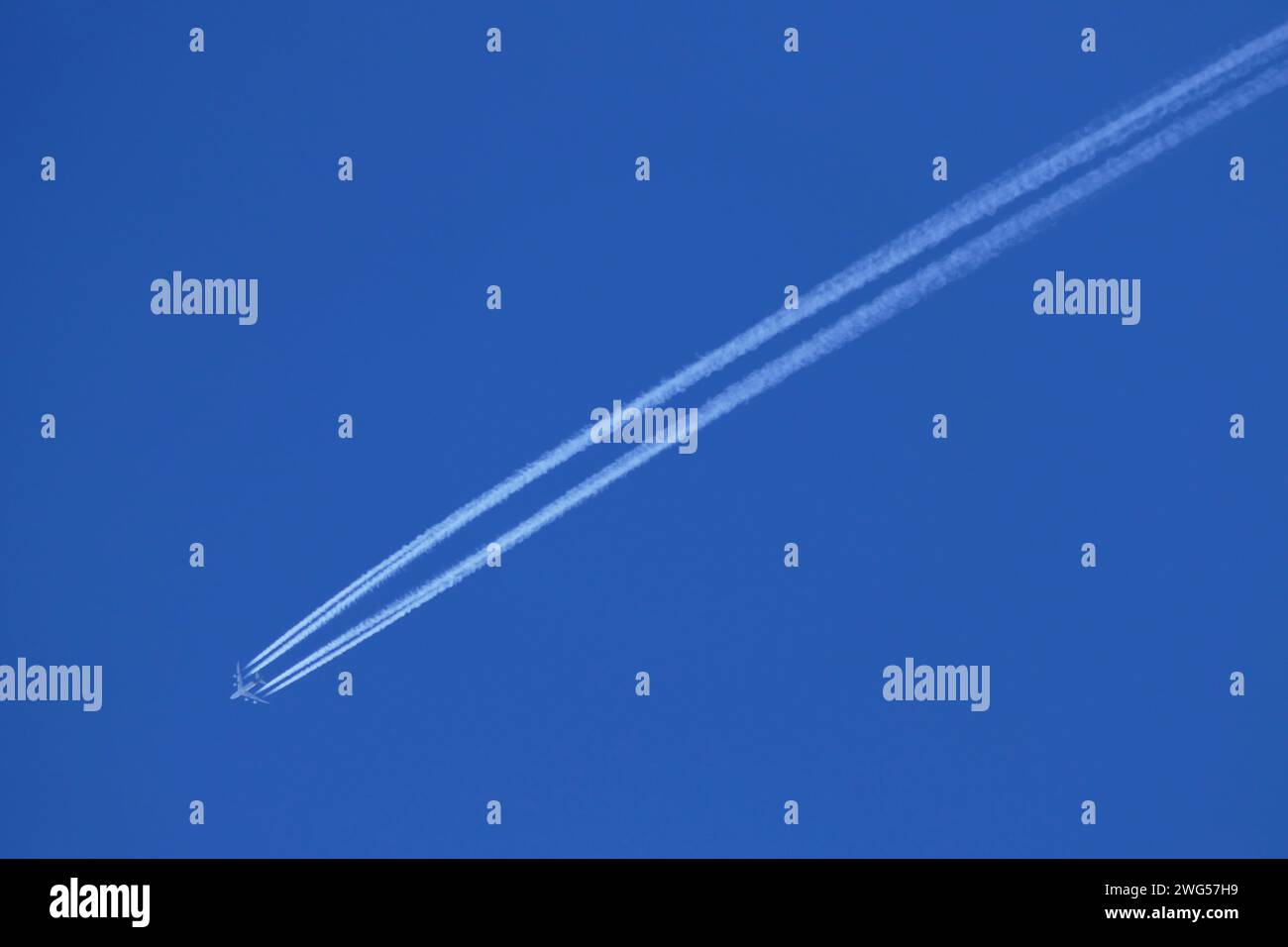 Aircraft wing sky contrail hi-res stock photography and images - Alamy