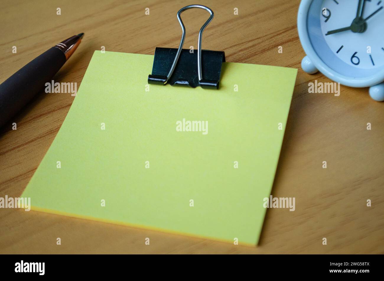 Sticky notes yellow hi-res stock photography and images - Alamy