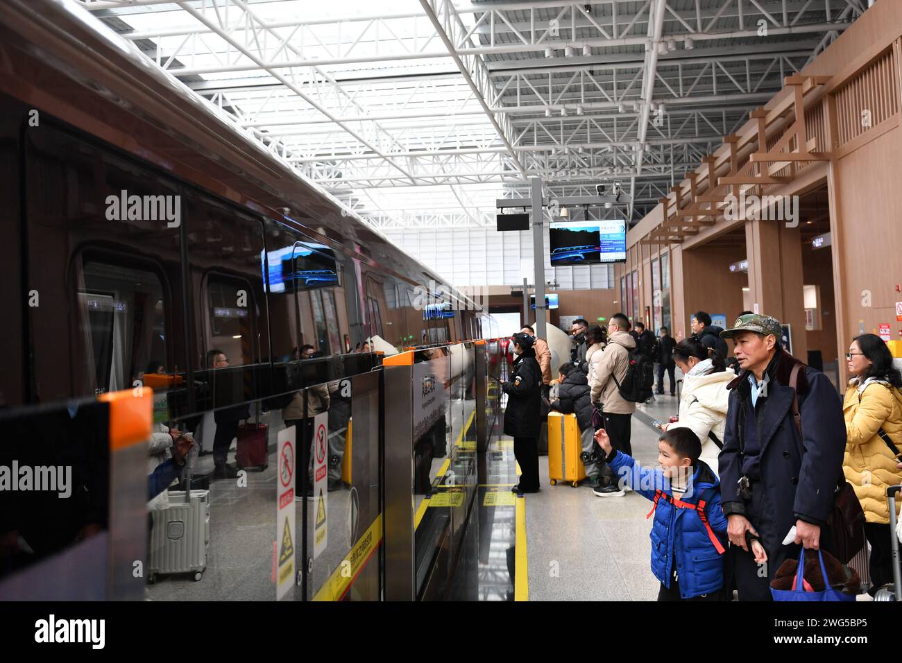 (240203) -- FENGHUANG, Feb. 3, 2024 (Xinhua) -- Tourists prepare to ...