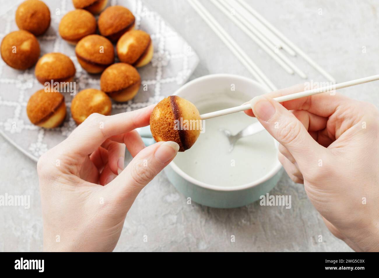 How to make cake pops, step by step, tutorial Stock Photo - Alamy