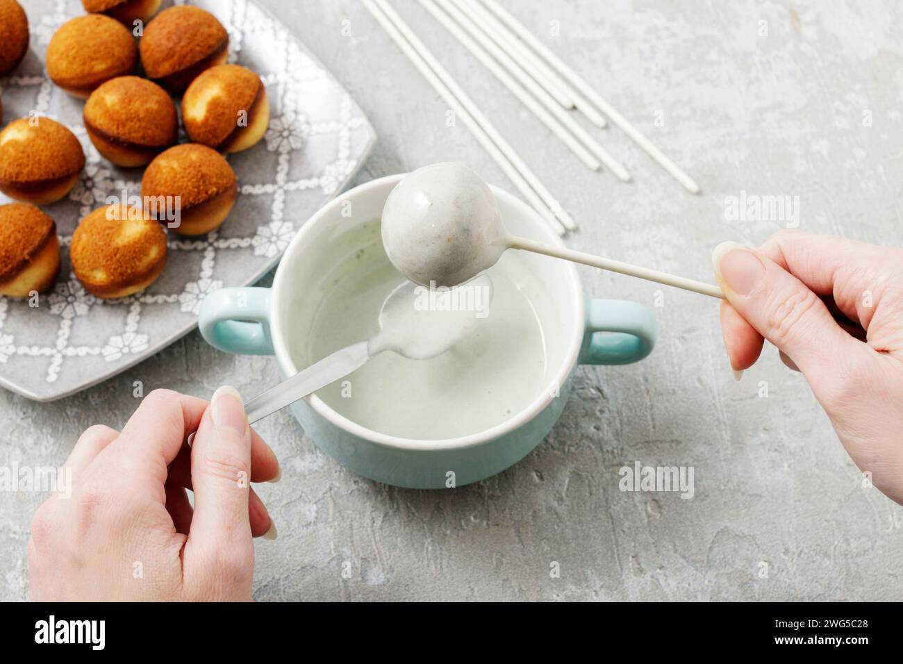 How to make cake pops, step by step, tutorial Stock Photo - Alamy
