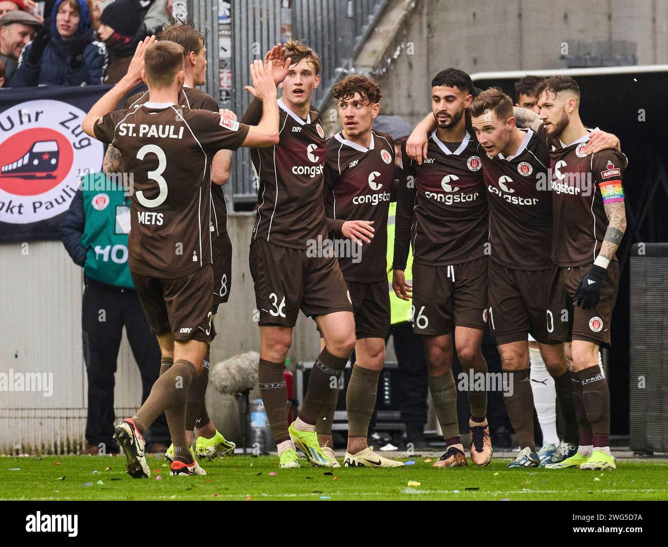 Hamburg, Deutschland. 03rd Feb, 2024. Elias Saad (FC St. Pauli #26 ...