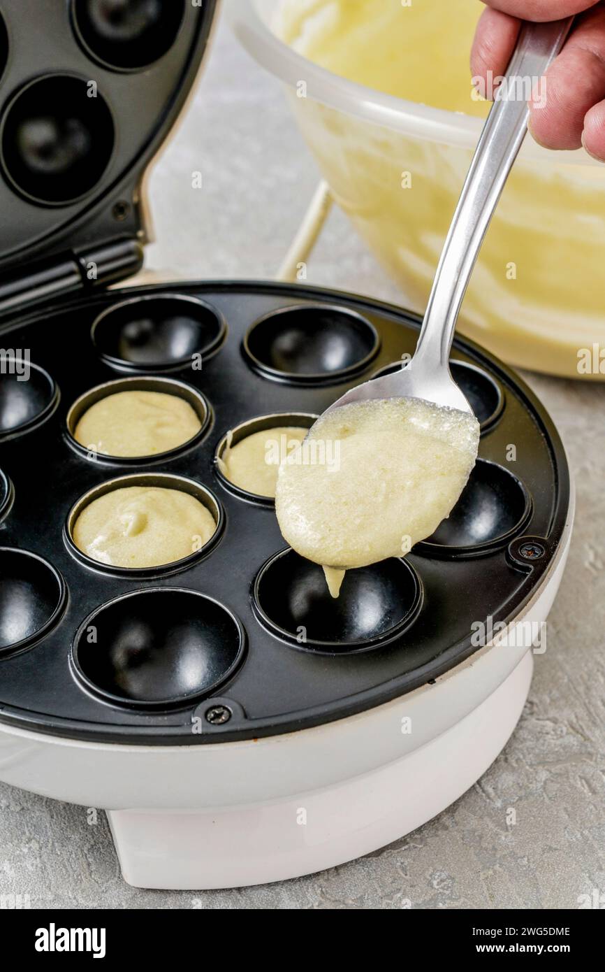 How to make cake pops, step by step, tutorial Stock Photo - Alamy