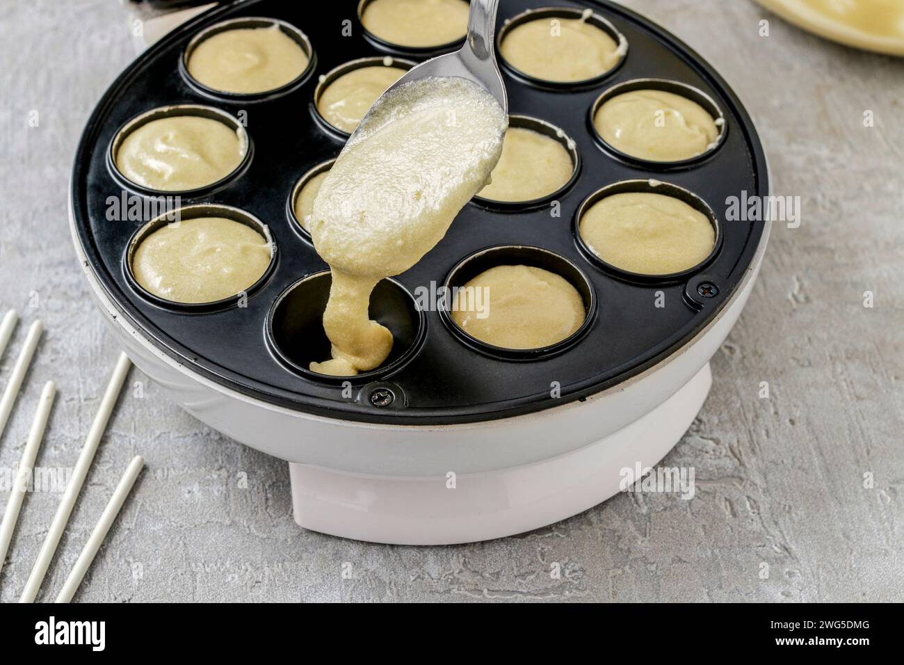 How to make cake pops, step by step, tutorial Stock Photo - Alamy