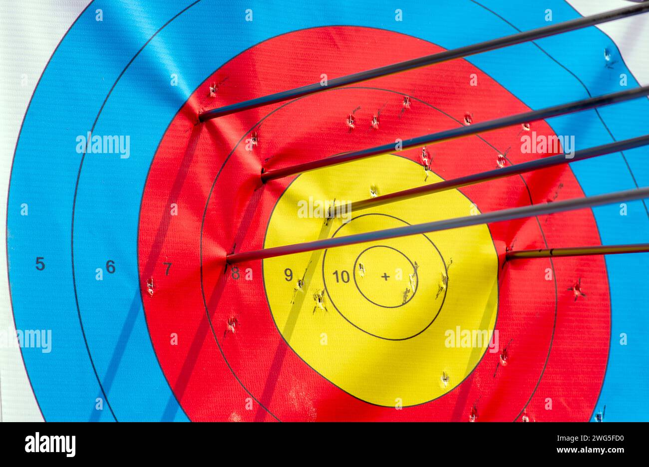 Many arrows hitting the archery target, bulls eye Stock Photo - Alamy