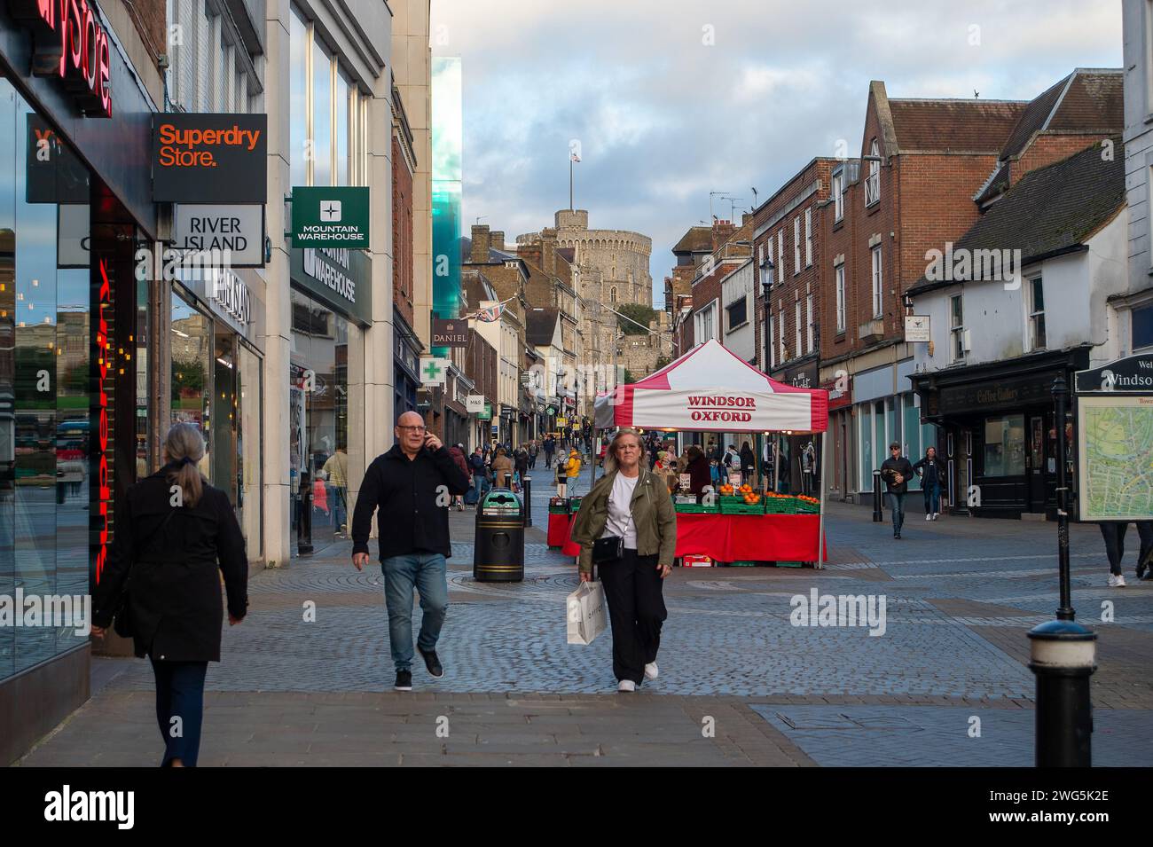Windsor, Berkshire, UK. 2nd February, 2024. Shoppers out in Windsor ...