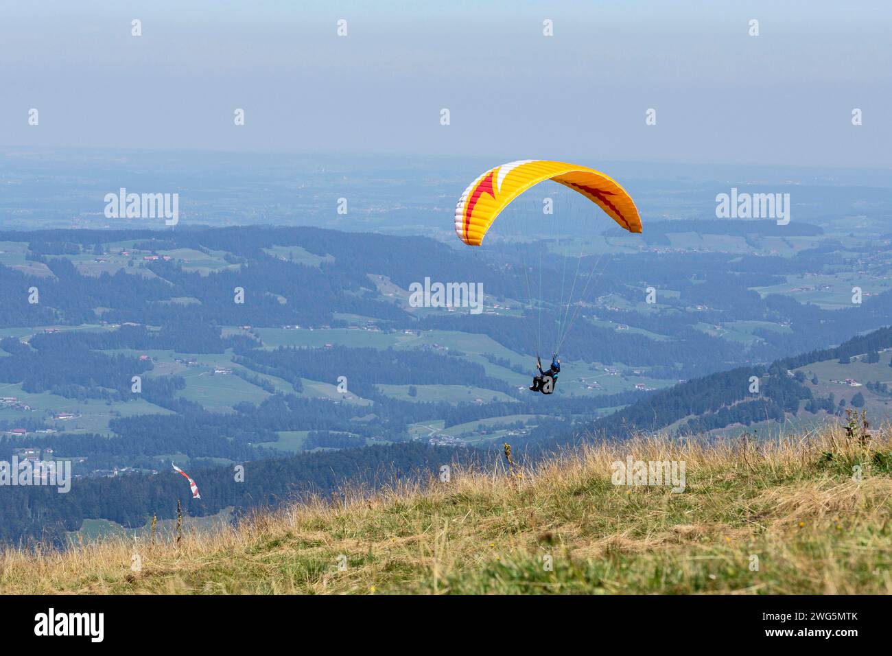 Paragleiter, Andelsbuch Im Bregenzerwald, Vorarlberg Stock Photo - Alamy