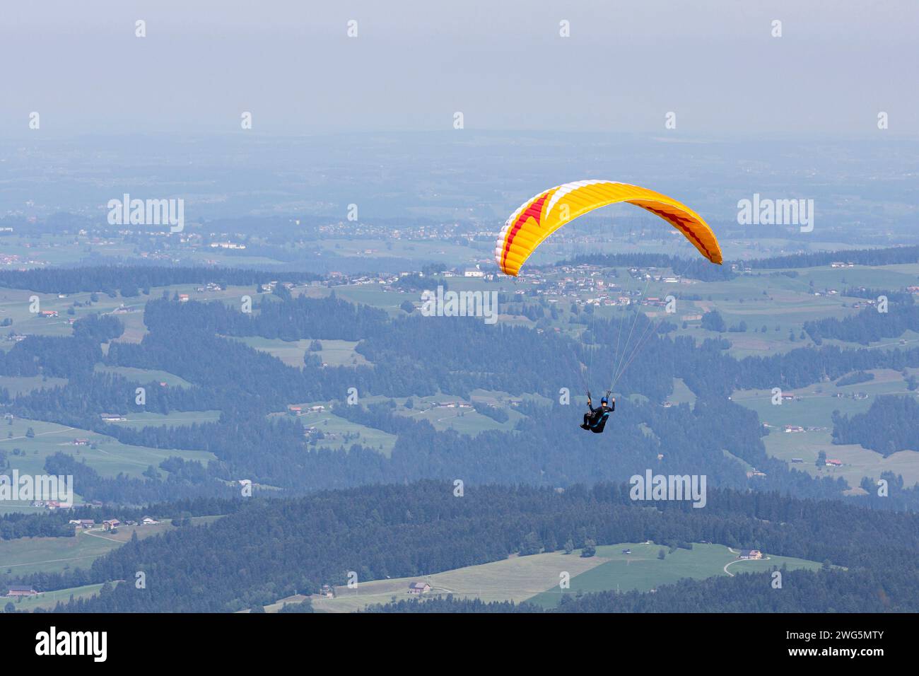 Paragleiter, Andelsbuch Im Bregenzerwald, Vorarlberg Stock Photo - Alamy