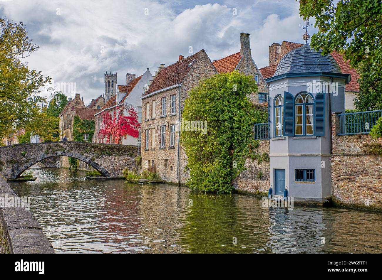 a canal in bruges with beautiful old buildings in autumn Stock Photo ...