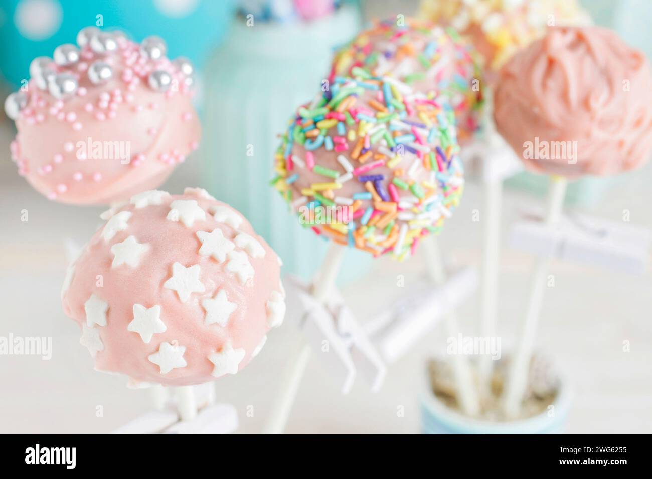 Cake pops and cookies hi-res stock photography and images - Alamy