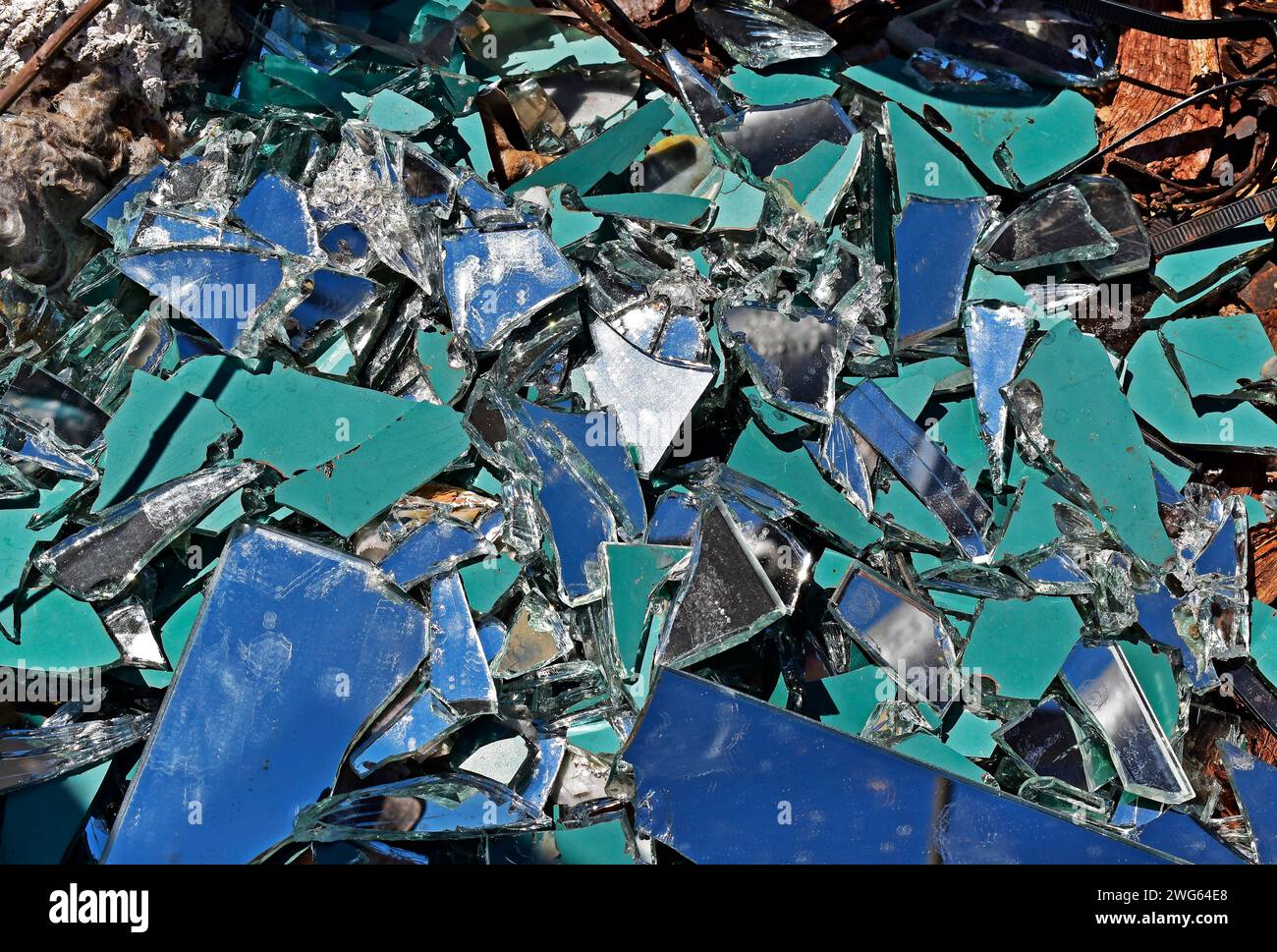 Broken mirror hi-res stock photography and images - Alamy