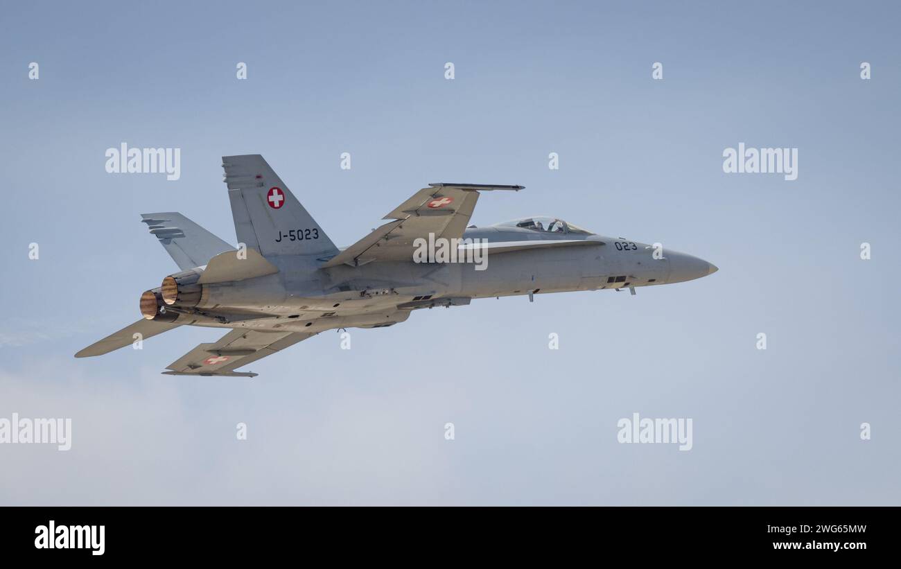 Boeing f a 18 super jet coming in to land hi-res stock photography and ...