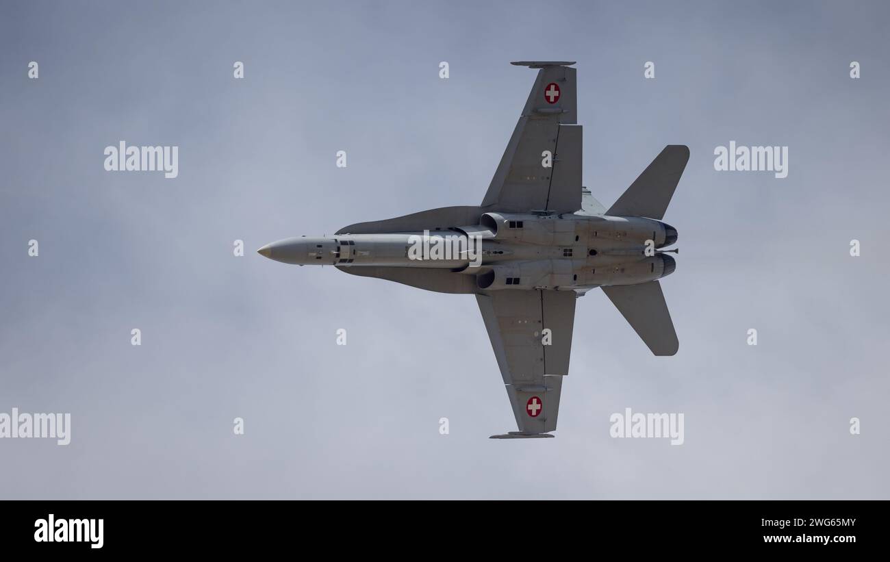 Boeing f a 18 super jet coming in to land hi-res stock photography and ...