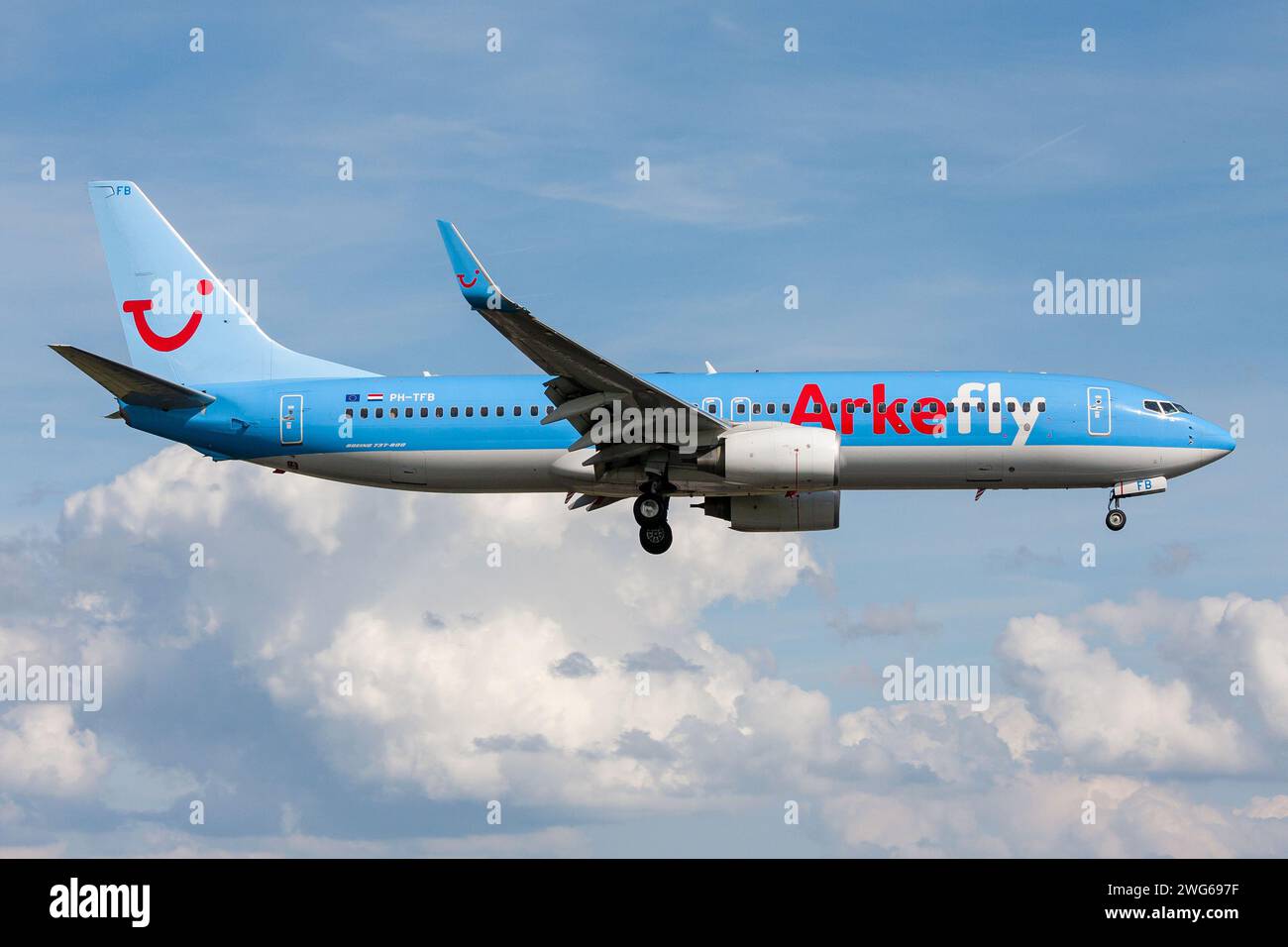 Dutch Arkefly Boeing 737-800 with registration PH-TFB on final for ...