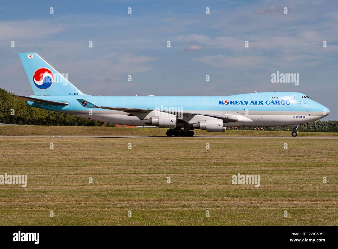 Korean Air Cargo Boeing 747-400F with registration HL7434 rolling on ...