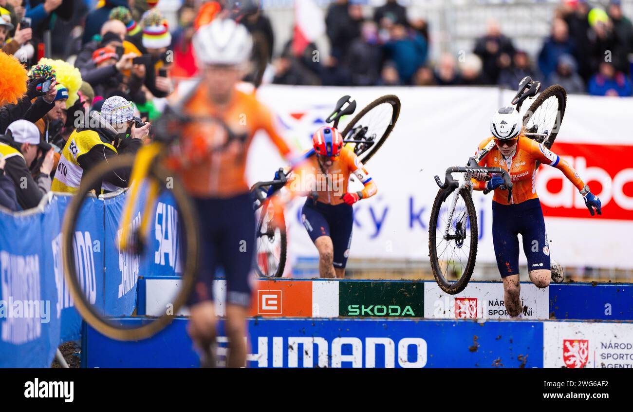 TABOR - Puck Pieterse and Lucinda Brand chase Fem van Empel during the ...