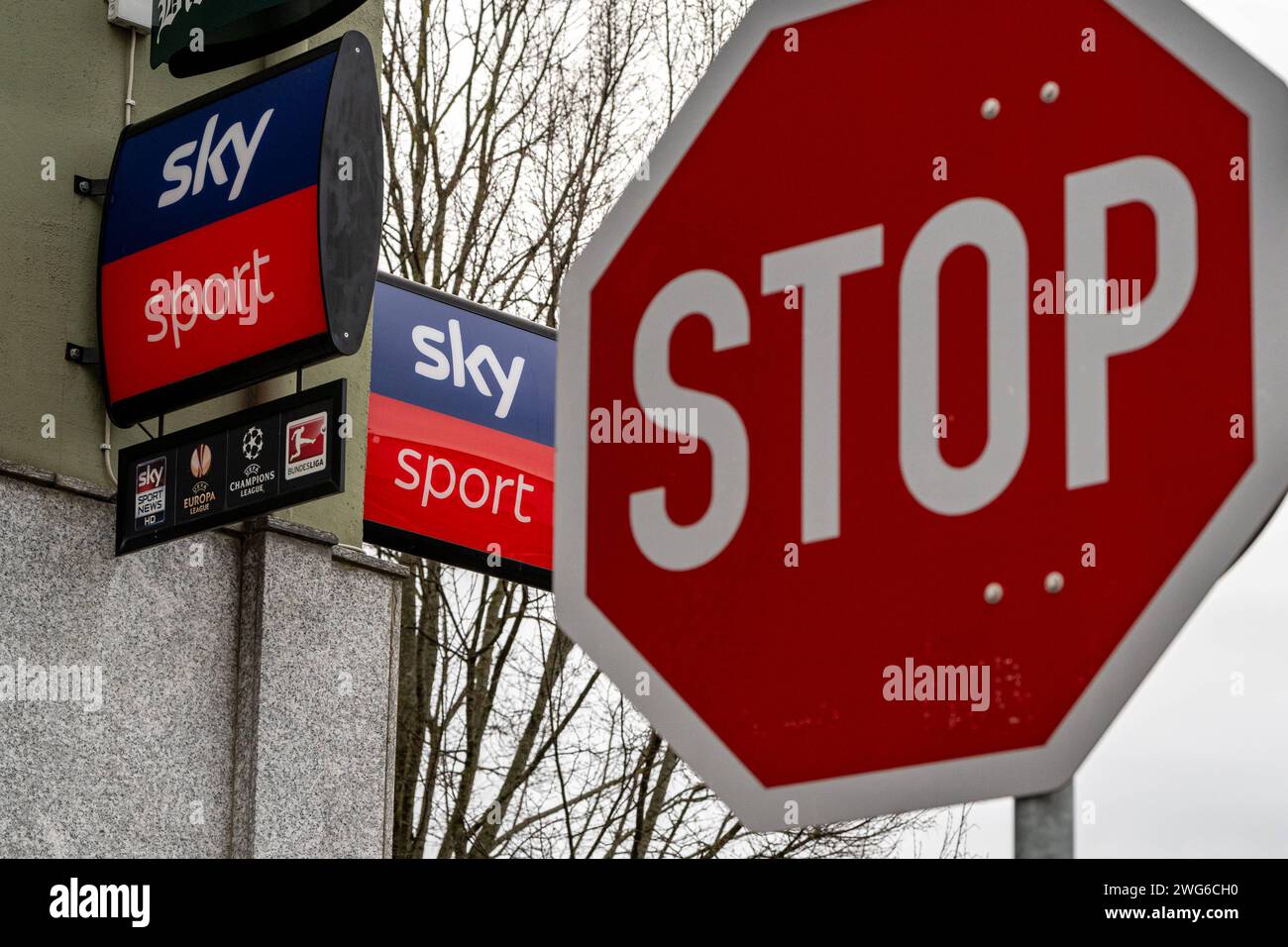 Stopp-Schild vor Sky Sport Logo an Hausfassade 03.02.2024, Limburg ...