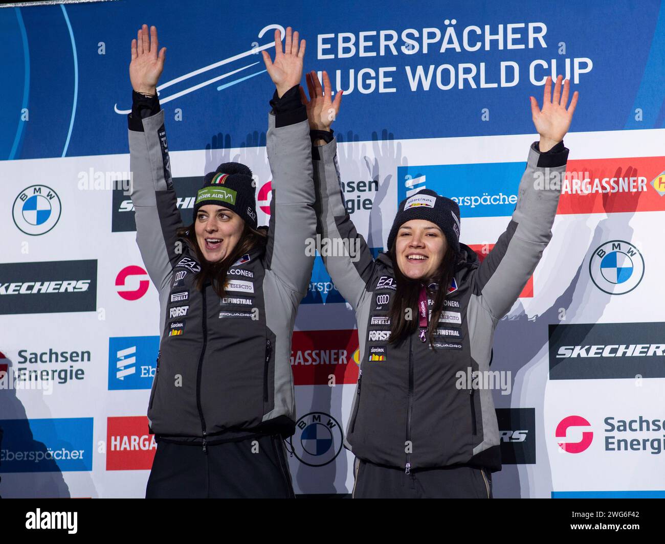 Andrea Voetter, Marion Oberhofer (Italien) jubeln bei der Siegerehrung ...