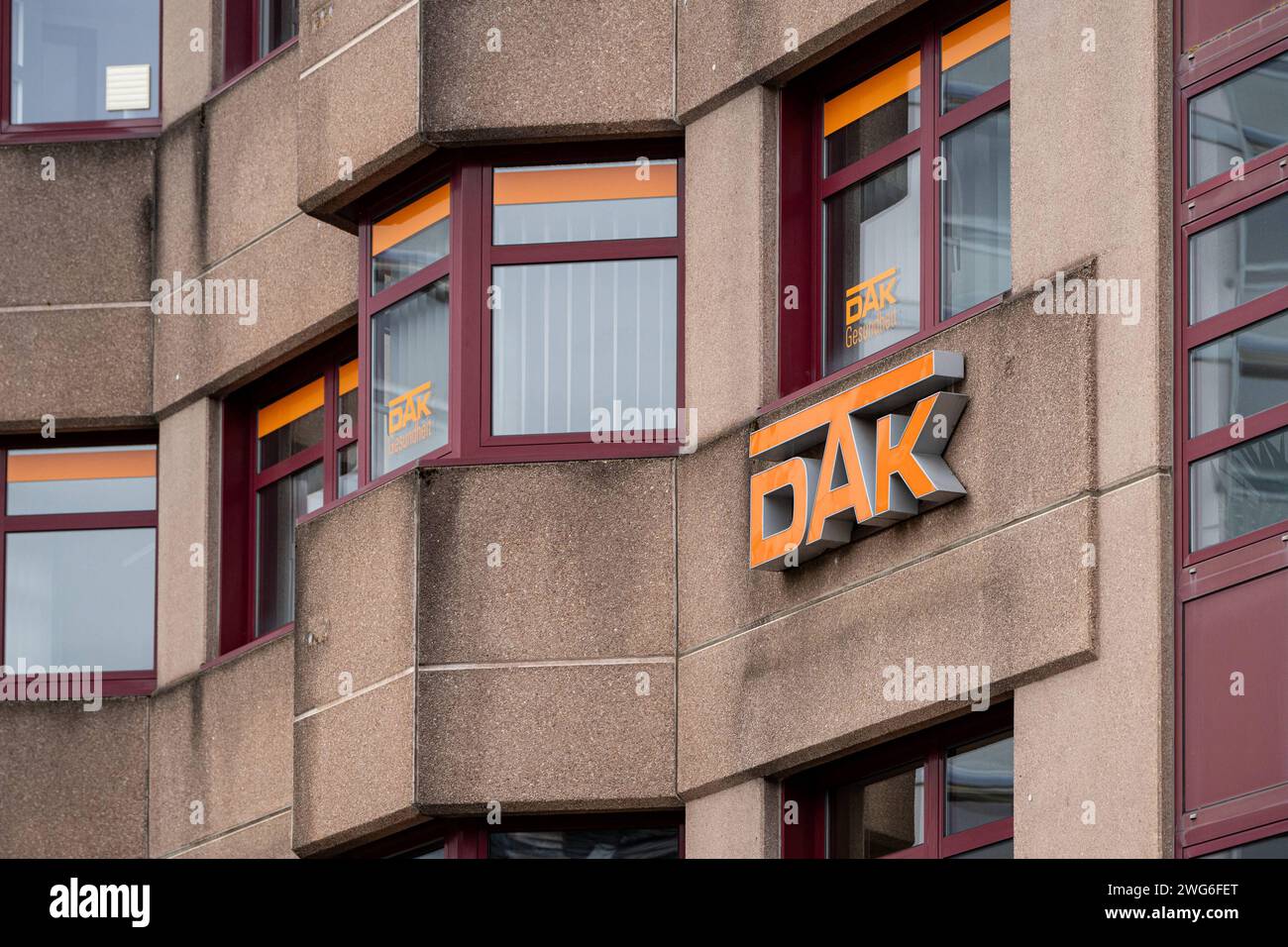 Aktuelles DAK Krankenkassen-Logo an einer 80er Jahre Hausfassade 03.02. ...