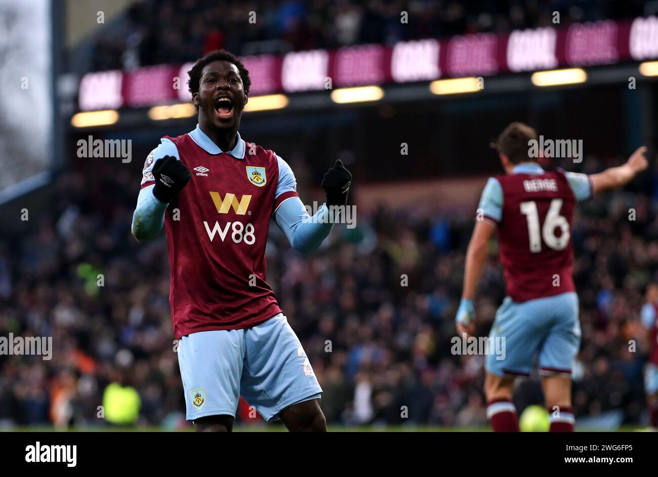 David datro fofana burnley fulham hi-res stock photography and images ...