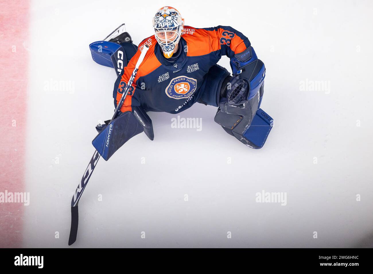 240203 Växjös målvakt Emil Larmi under värmningen före ishockeymatchen i SHL mellan Växjö och ...