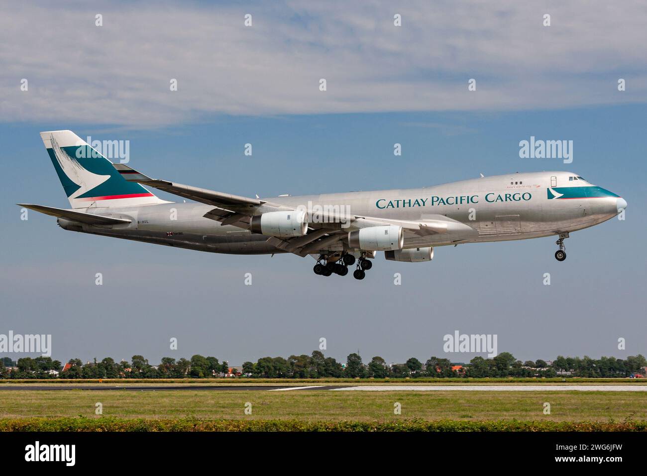 Cathay Pacific Cargo Boeing 747-400F with registration B-HUL on short ...