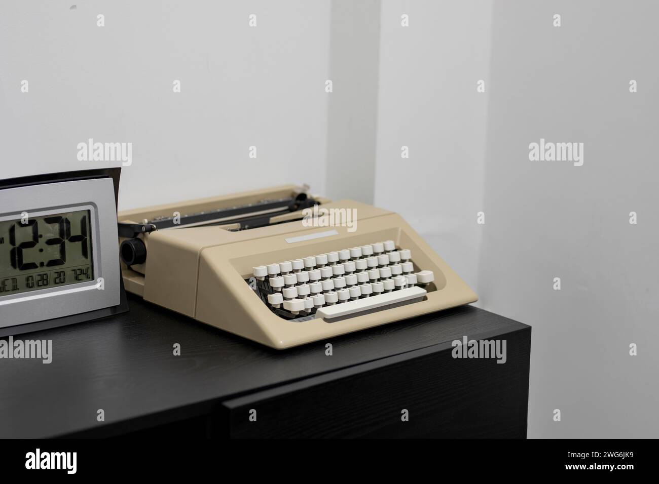 A manual typewriter on an office desk Stock Photo - Alamy