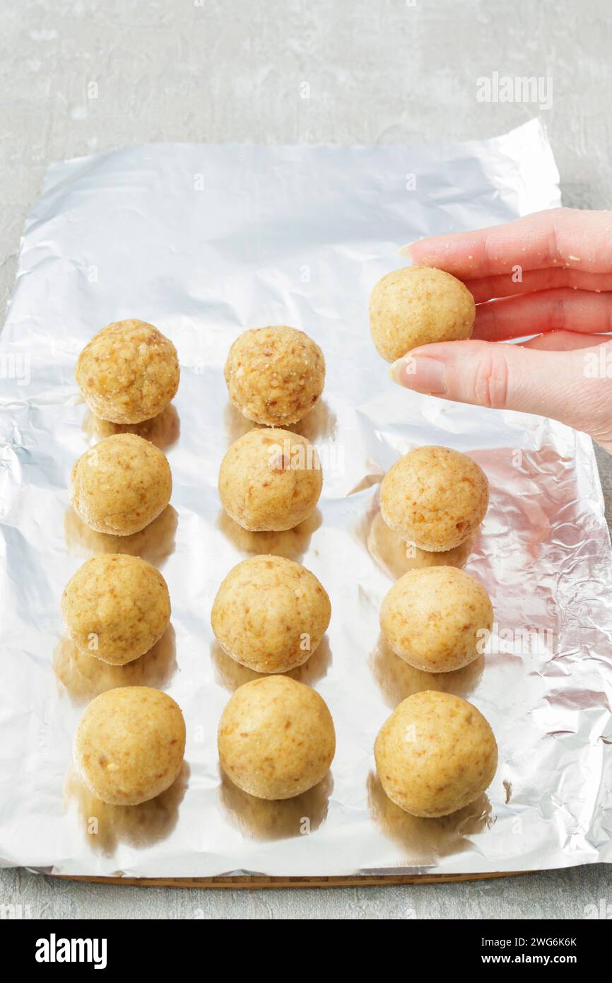 How to make cake pops. Step by step, tutorial Stock Photo - Alamy